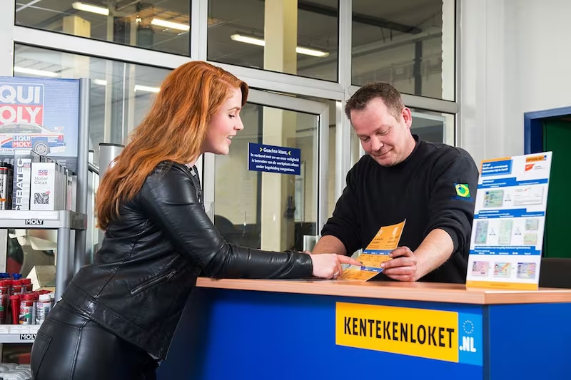 Kenteken overschrijven: online & offline mogelijkheden
